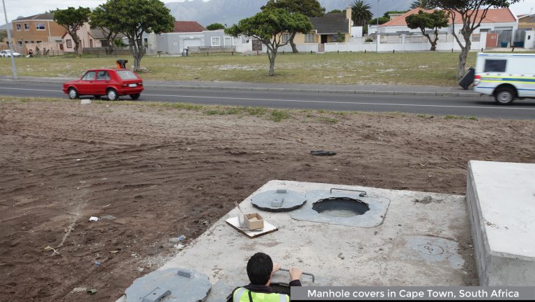High security manhole covers - Interlock